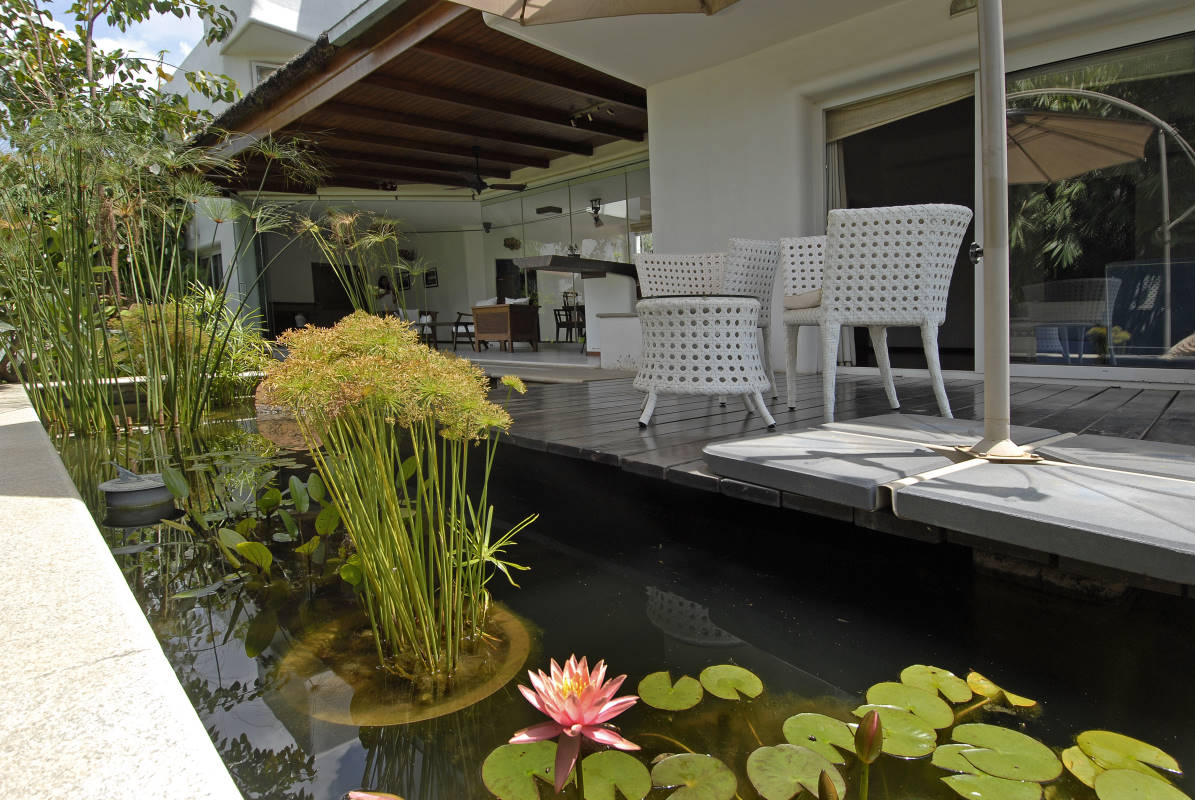 White and Wood Villa Interiors : Gayathri and Namith Architects