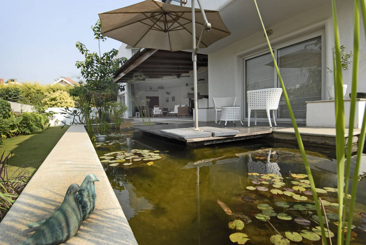 White and Wood Villa Interiors : Gayathri and Namith Architects