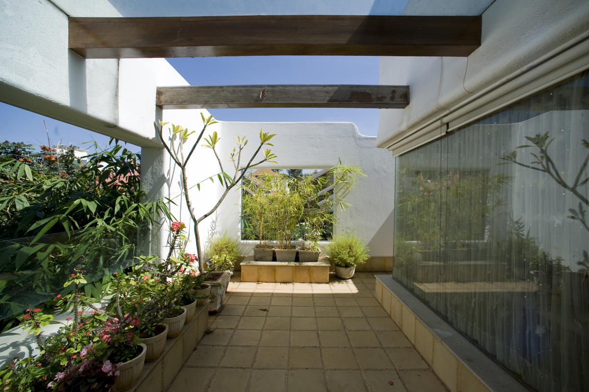 White and Wood Villa Interiors : Gayathri and Namith Architects