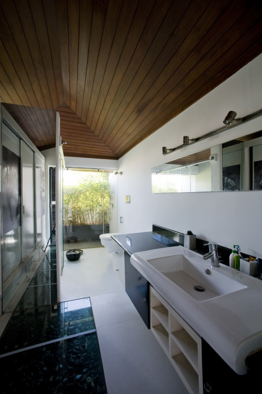 White and Wood Villa Interiors : Gayathri and Namith Architects