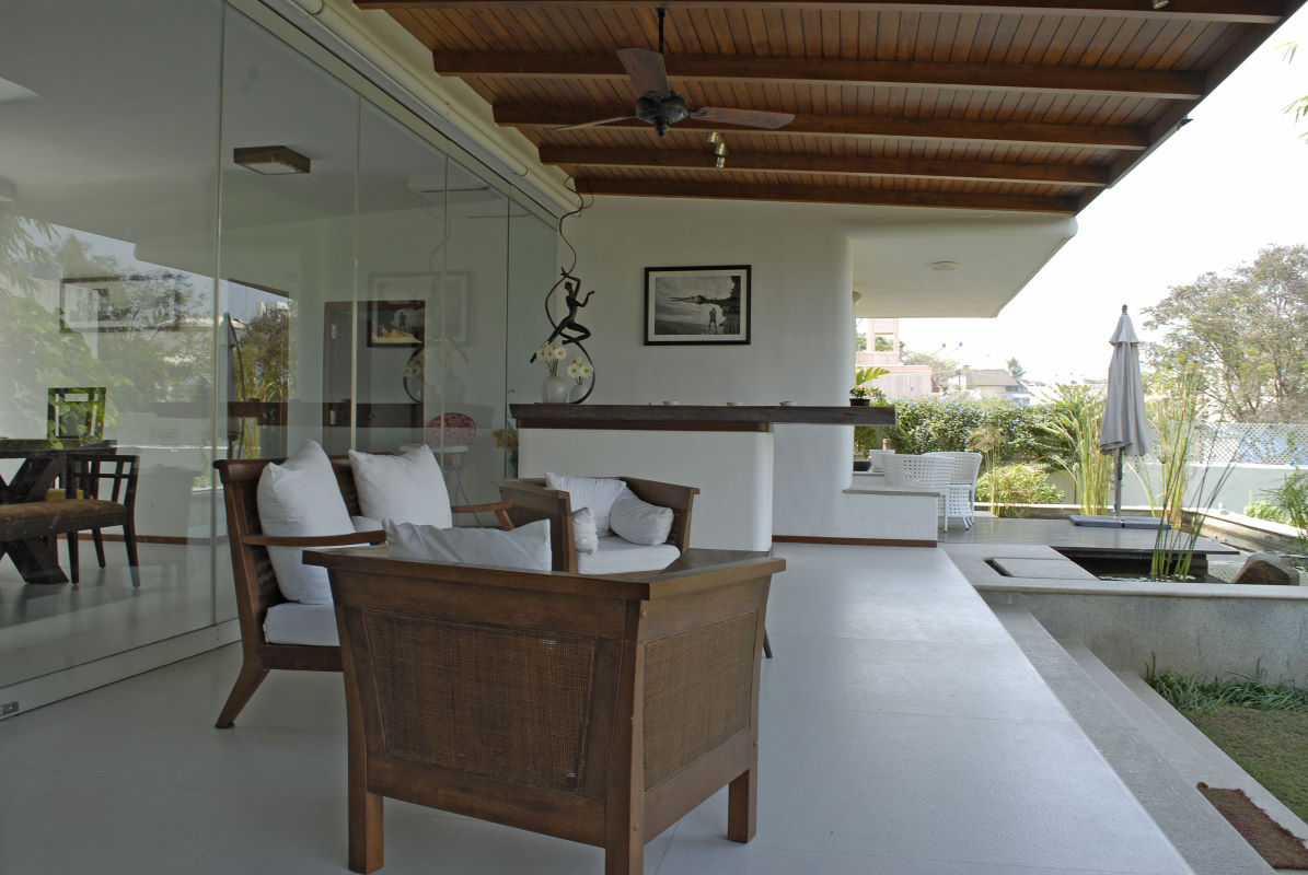 White and Wood Villa Interiors : Gayathri and Namith Architects