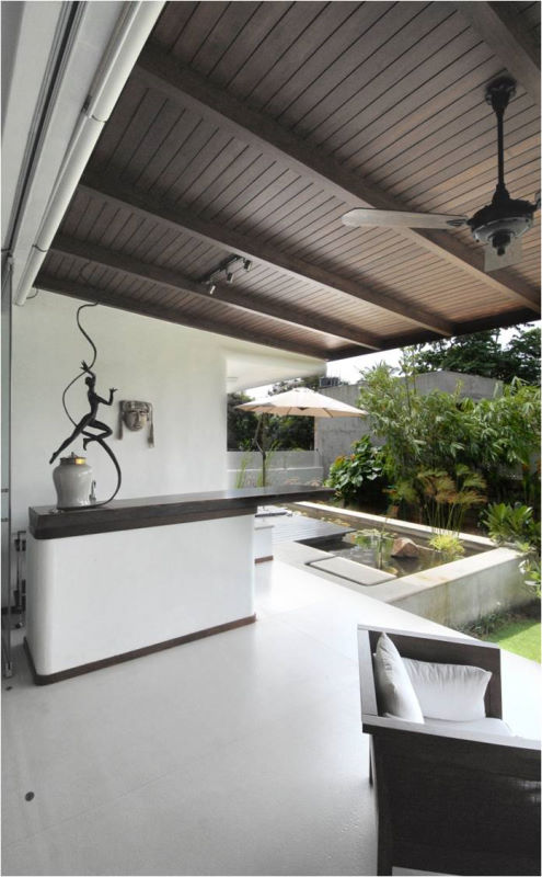 White and Wood Villa Interiors : Gayathri and Namith Architects