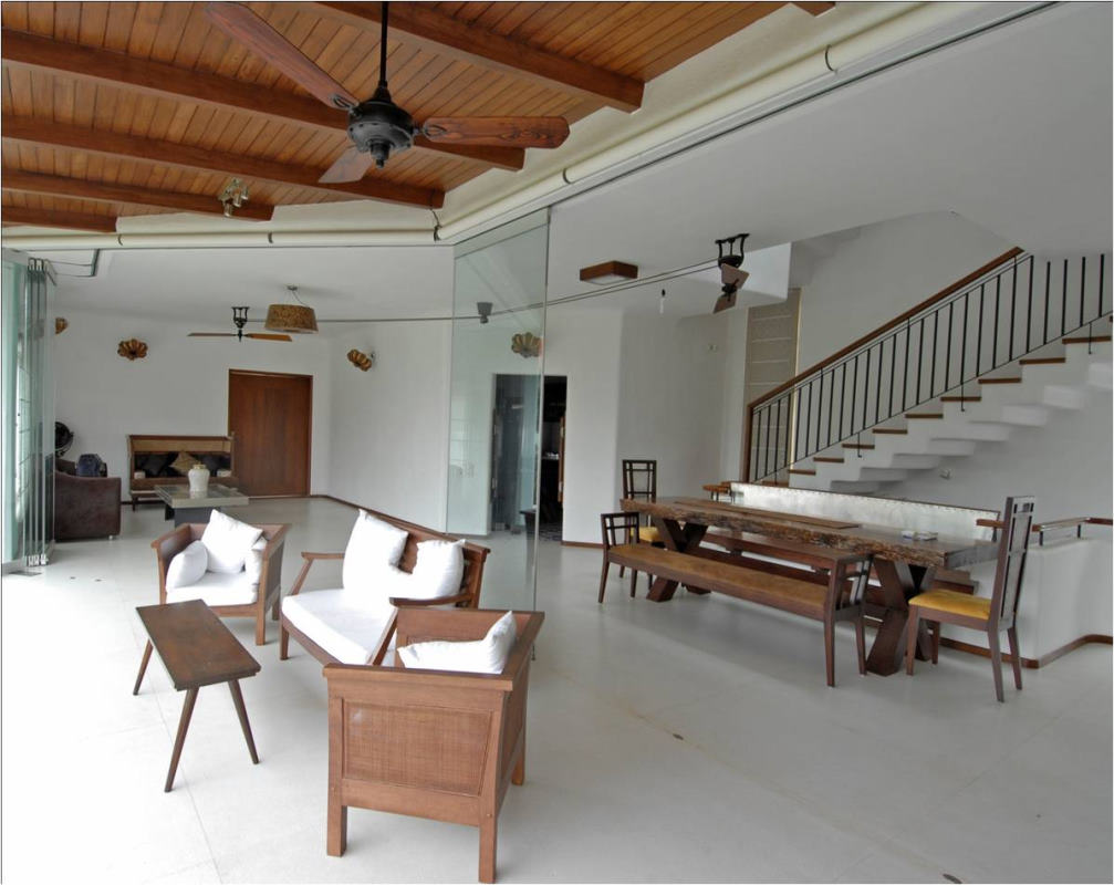 White and Wood Villa : Gayathri and Namith Architects